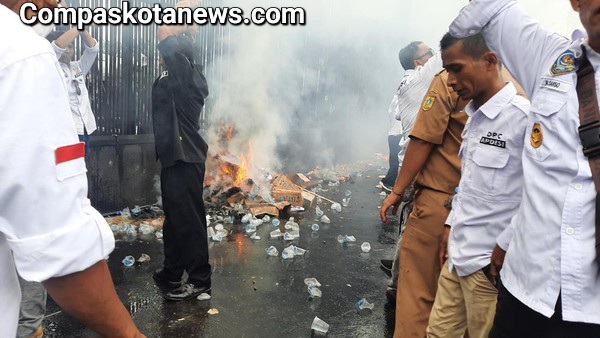 Gabungan Massa Apdesi Dari Berbagai Daerah Kumpul dan Bakar-bakar di Depan Gedung DPR, Minta ...